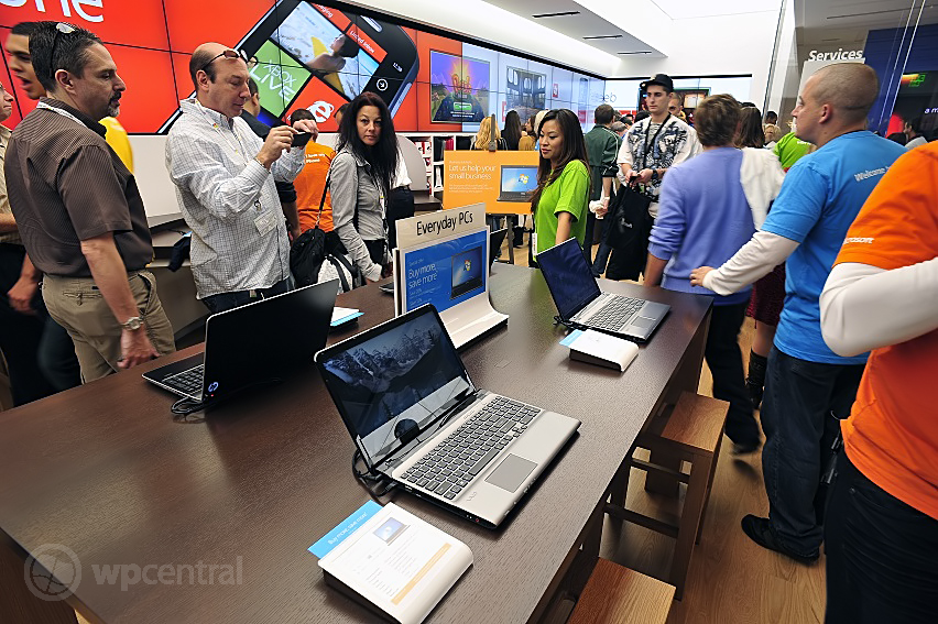 Microsoft opens their new retail Store in New York to a cheering crowd ...