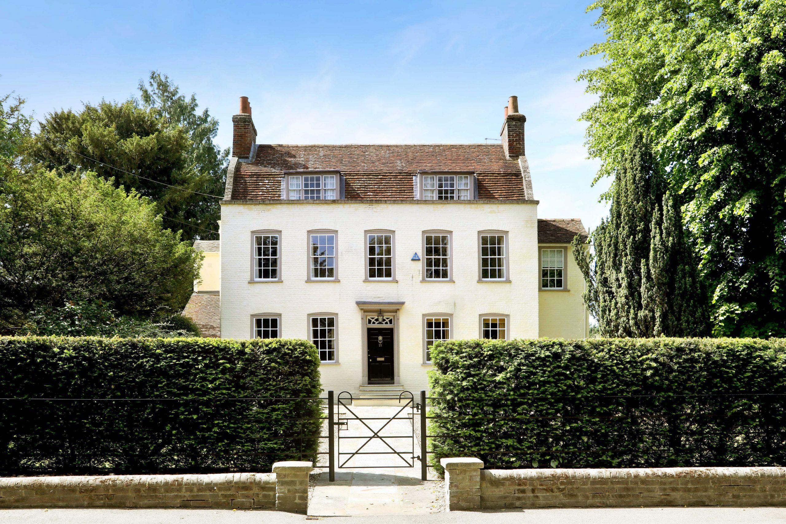 A beautiful family home in Buckinghamshire, with delightful gardens and ...