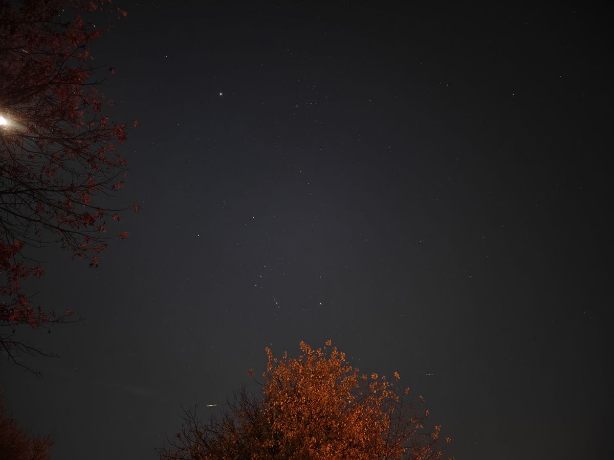 I tested astrophotography on the iPhone 16 Pro Max vs Galaxy S24 Ultra ...