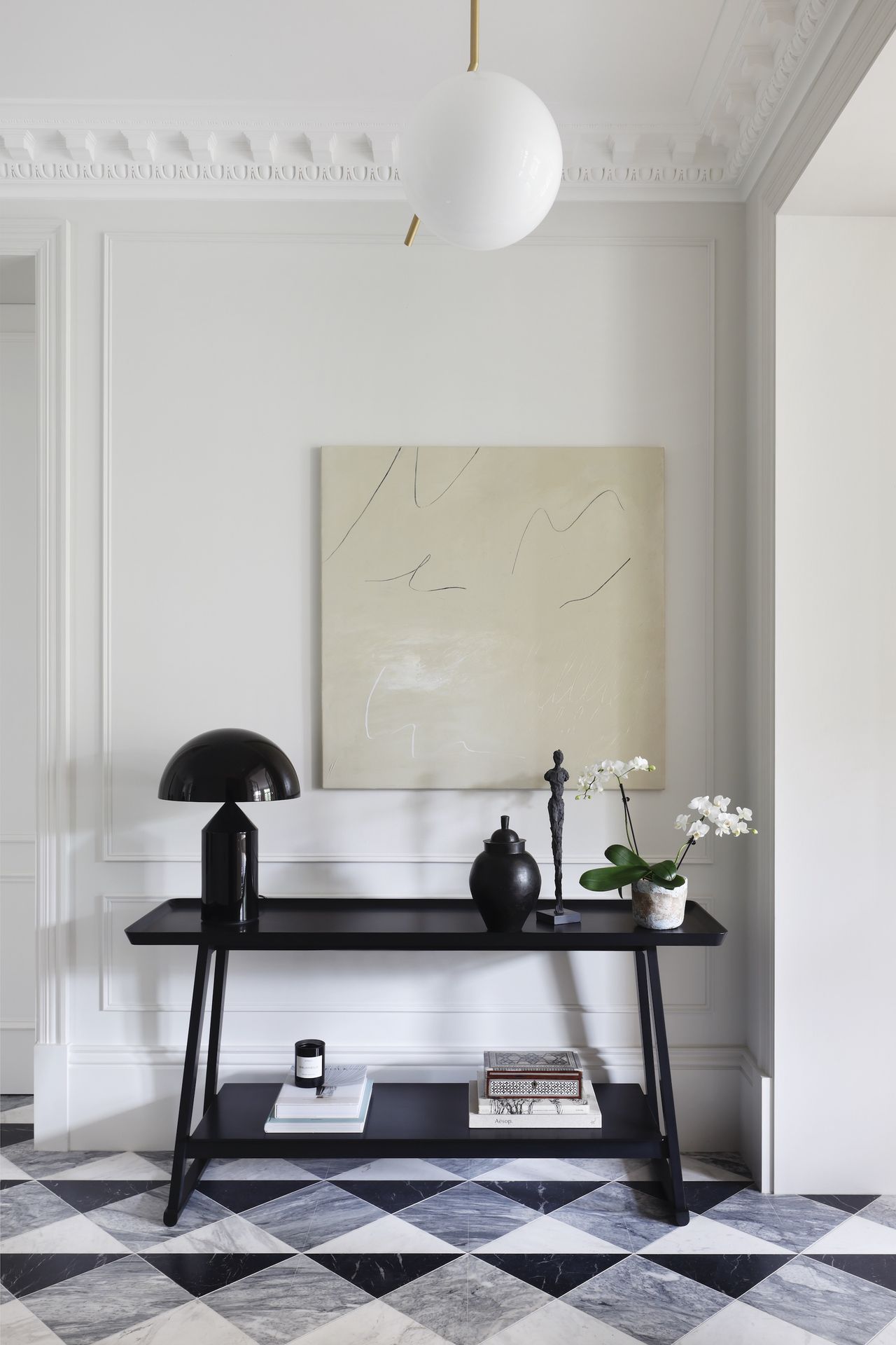 This period apartment combines traditional elegance with a contemporary ...