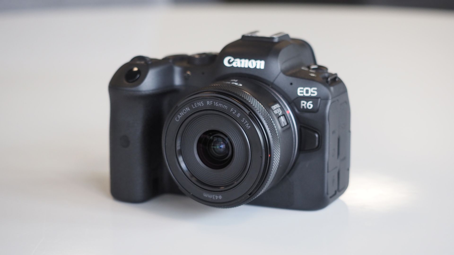 Canon releases $299 ultra-wide prime lens for the EOS R camera line ...
