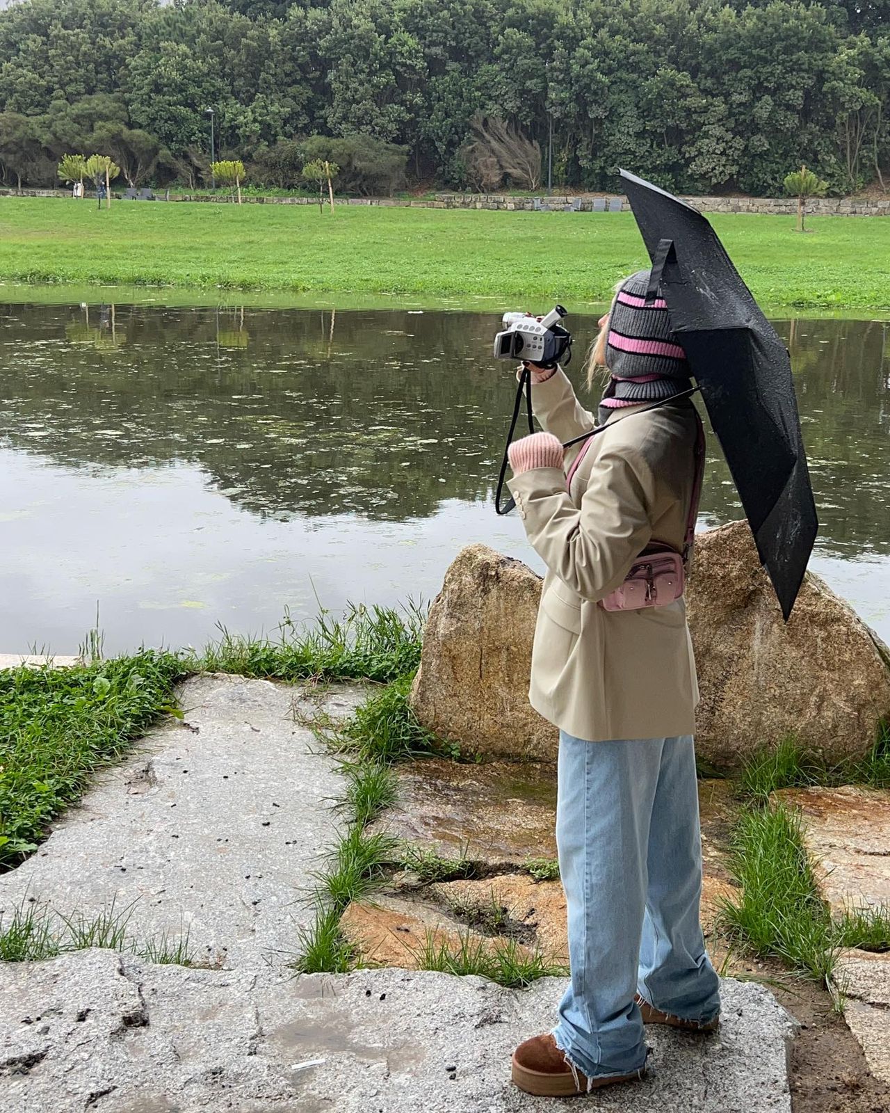 Stylish Woman Are Wearing Puddle Jeans With Ugg Boots This Winter | Who ...