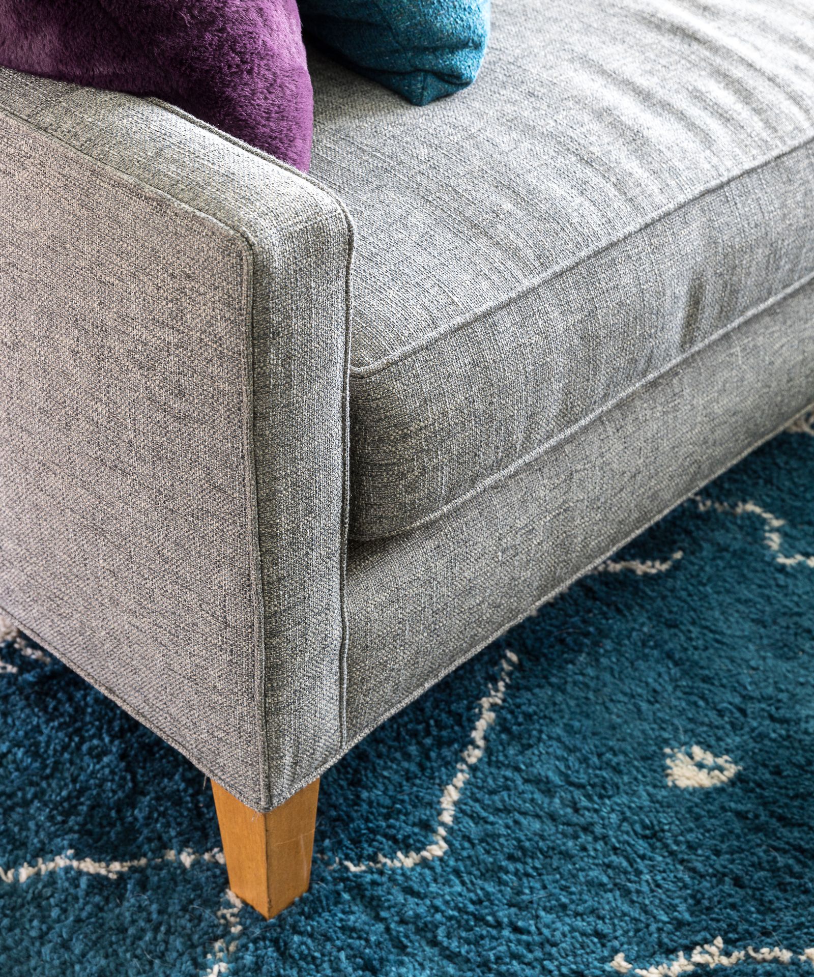 What rug color goes best with a gray couch? Interiors experts weigh in ...