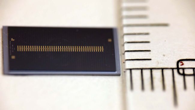 New 'microcomb' chip brings us closer to super accurate, fingertip ...