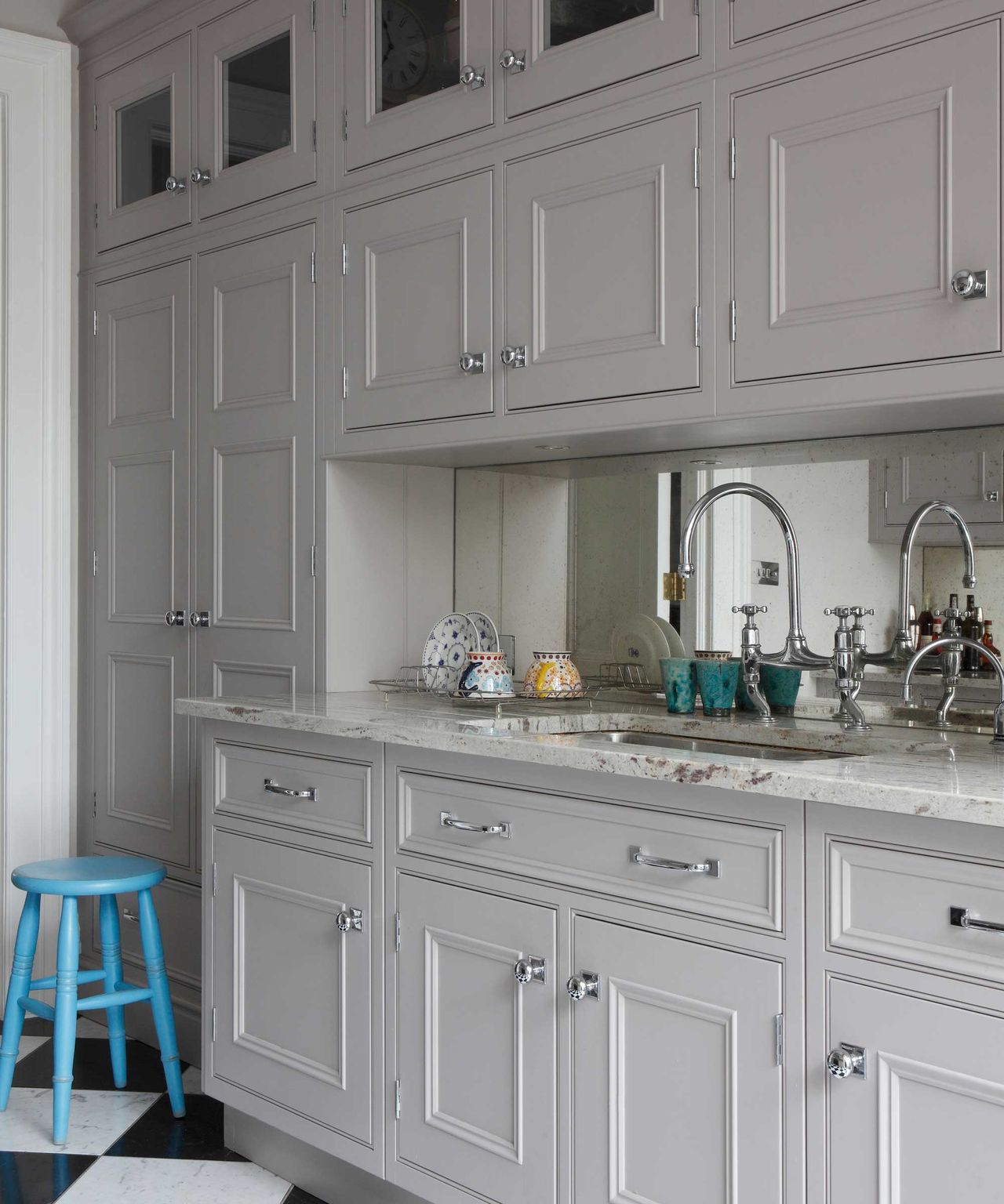 What to put in the cabinet above the kitchen sink | Homes and Gardens