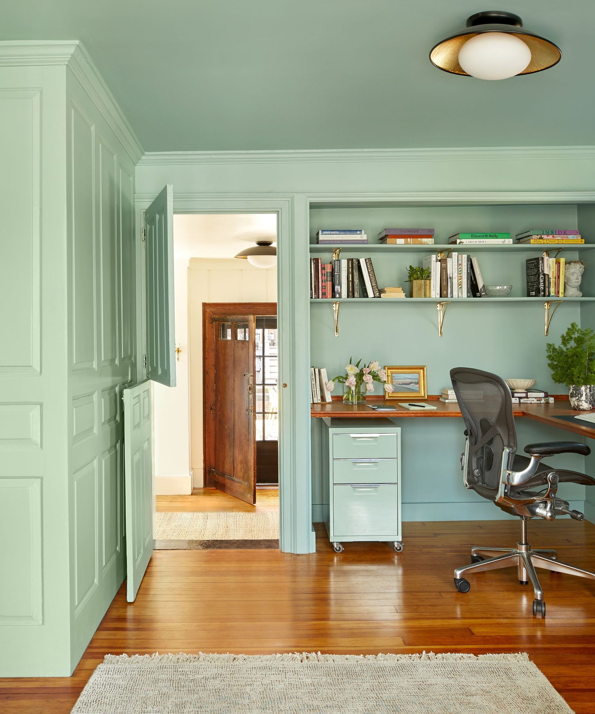 9 rooms that prove color drenching makes small spaces look bigger ...