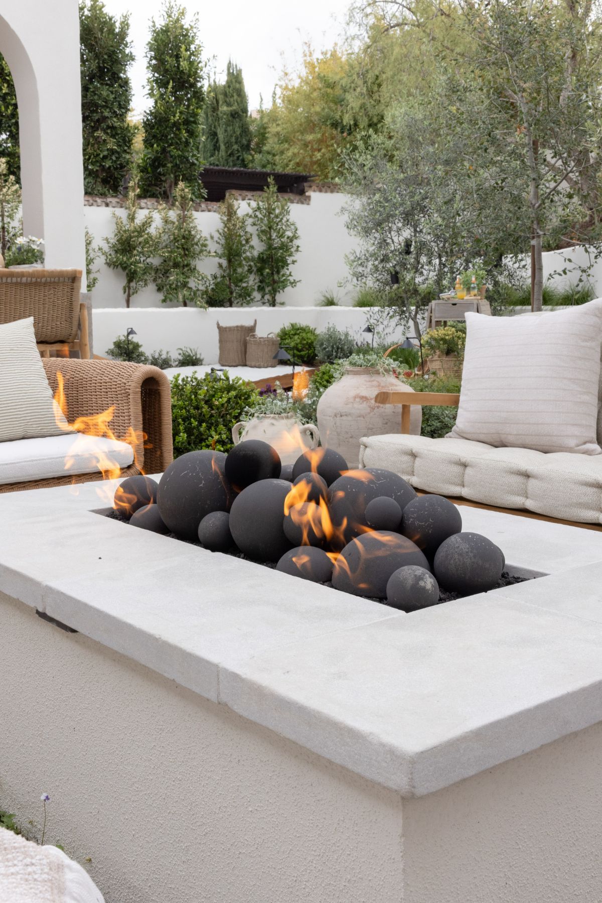 11 Stylish Fire Pit Ideas That Will Make Your Backyard Cozy