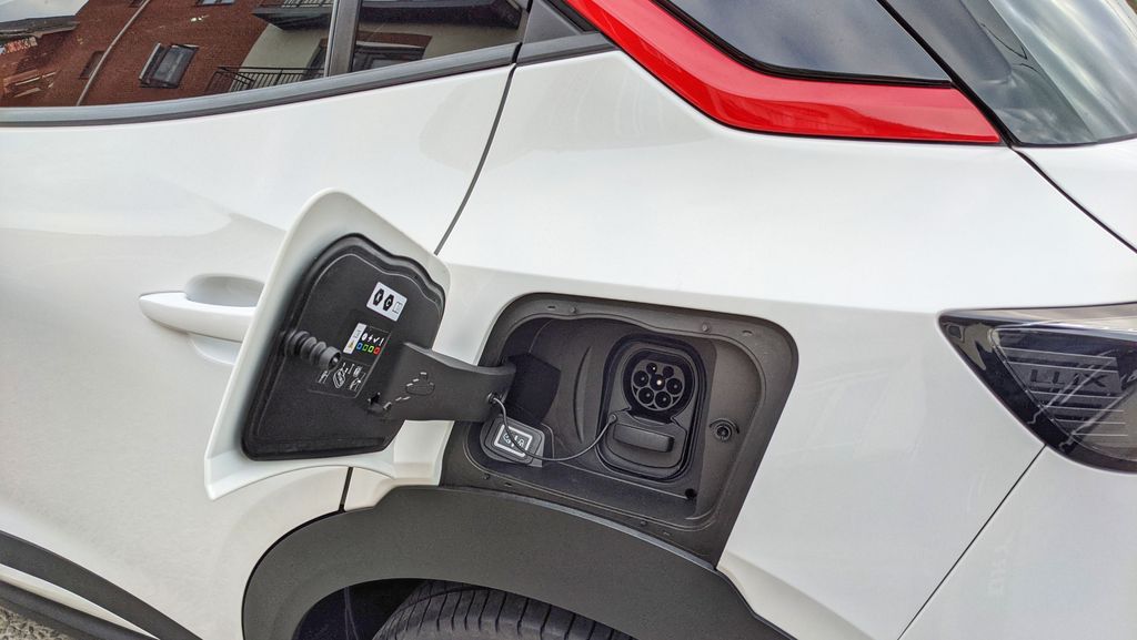 Vauxhall Mokka-e review: a striking electric car, with pleasing tech ...