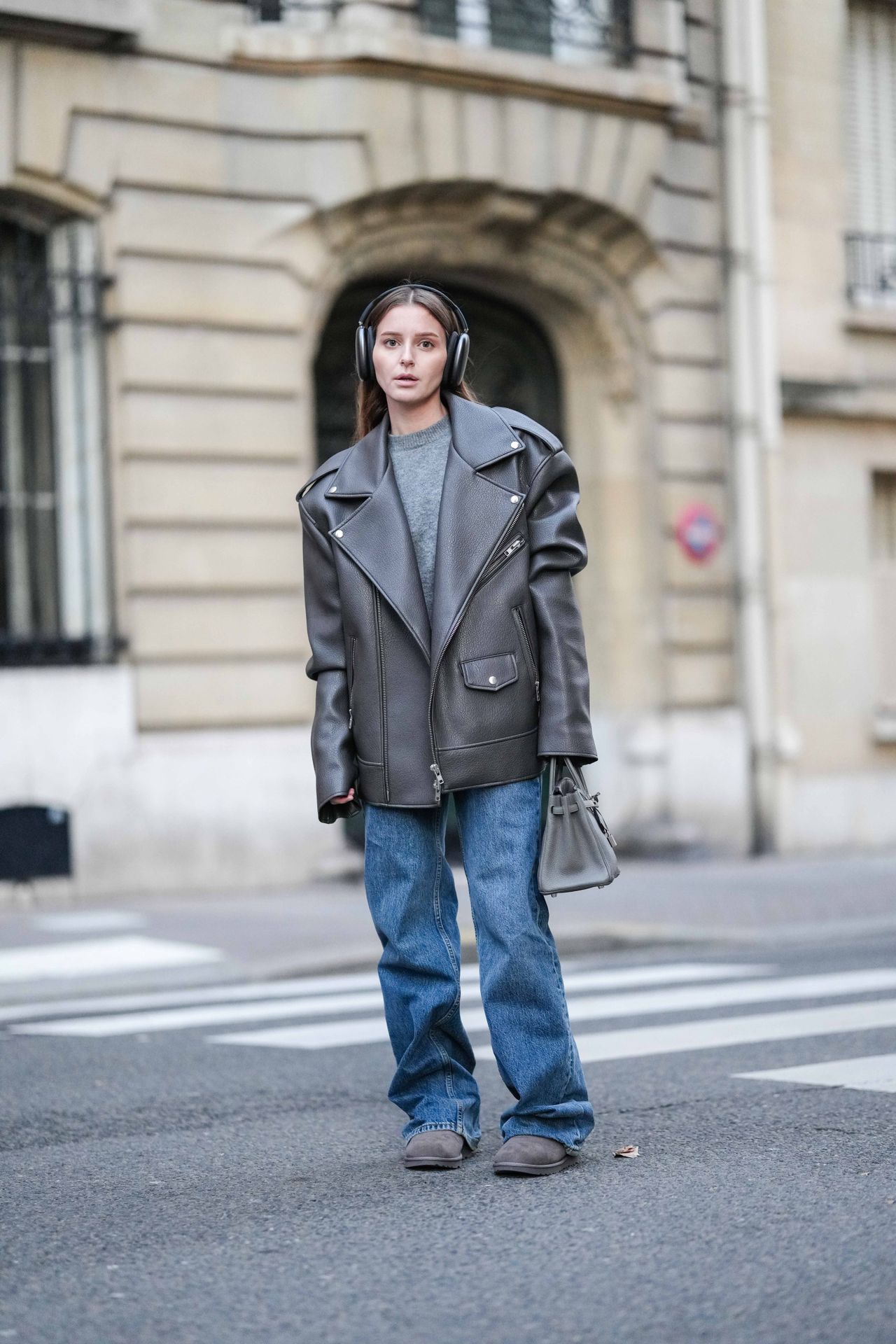 Stylish Woman Are Wearing Puddle Jeans With Ugg Boots This Winter | Who ...