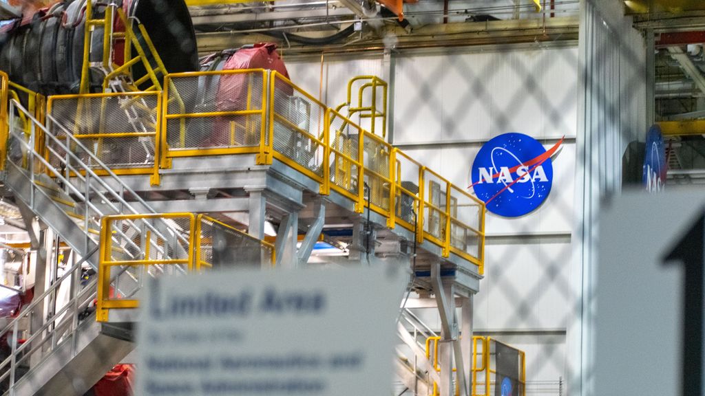 NASA closes doors to 15,000 employees as US government shutdown begins ...