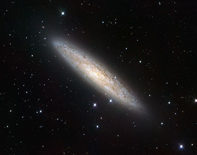 'Silver Dollar' Galaxy Glistens in New Photo | Space
