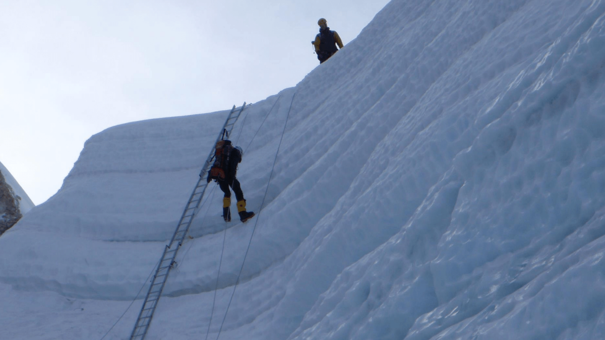 Climbing Everest: “a wild and scary obstacle course” | Advnture