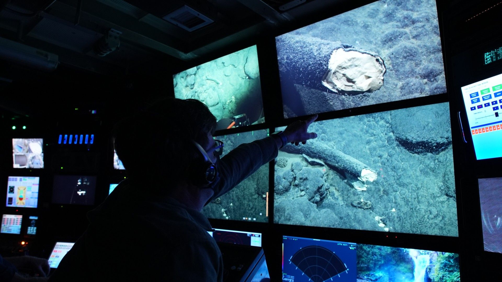 Exquisitely-preserved mammoth tusk found 10,000 feet underwater | Live ...