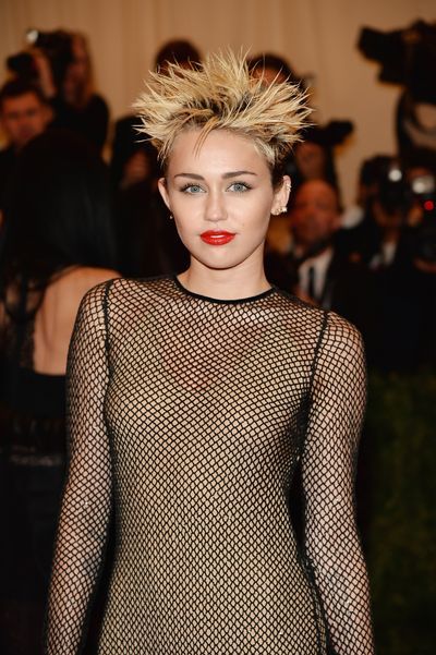Miley Cyrus' Hair Is Now Styled into a Lob for the 2019 Met Gala ...