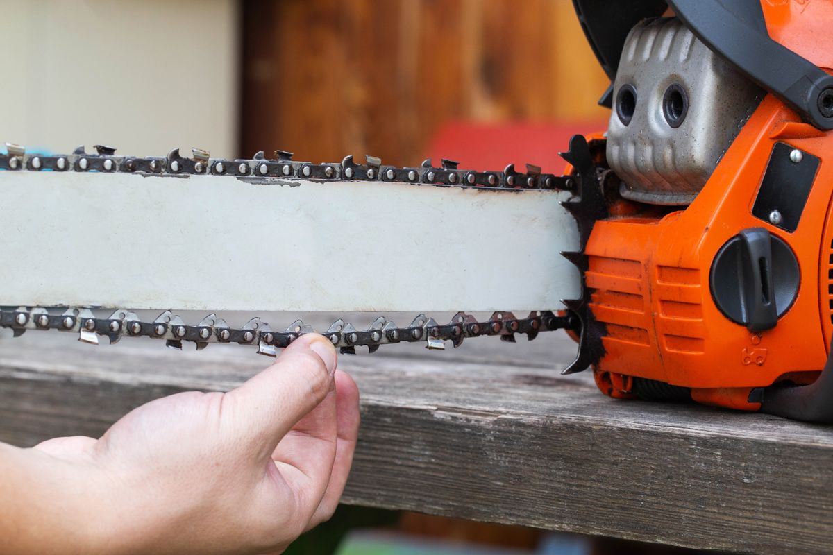 How to tighten a chainsaw chain | Top Ten Reviews