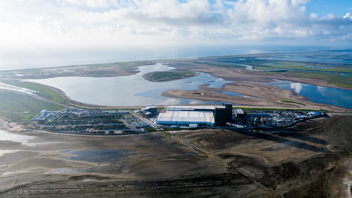SpaceX stacks 2nd Starship launch tower in Texas (photos) | Space