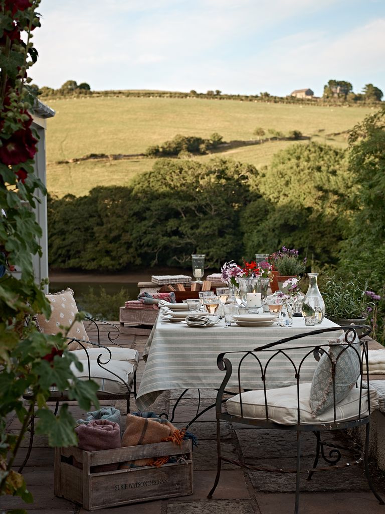 Cottage patio ideas: 20 pretty spaces for relaxing outdoors | Homes and ...