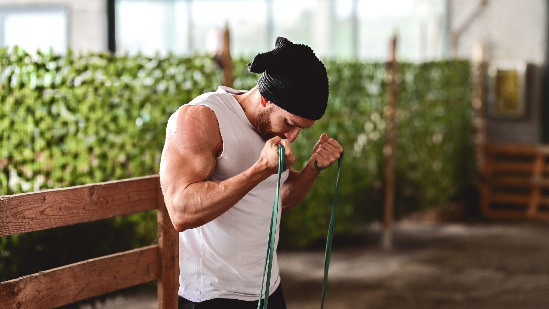 Forget weights — this 4-move workout builds upper-body muscle with just ...