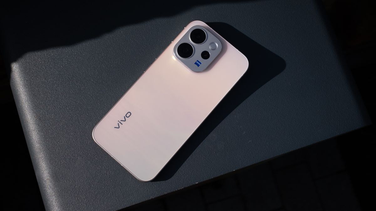Vivo V70 review: a stylish mid-range phone with an ambitious telephoto ...