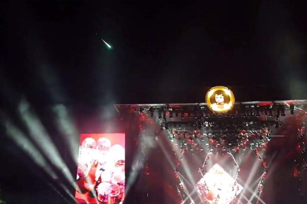 Whoa! Watch This Fireball Blaze Over a Foo Fighters Concert in the ...