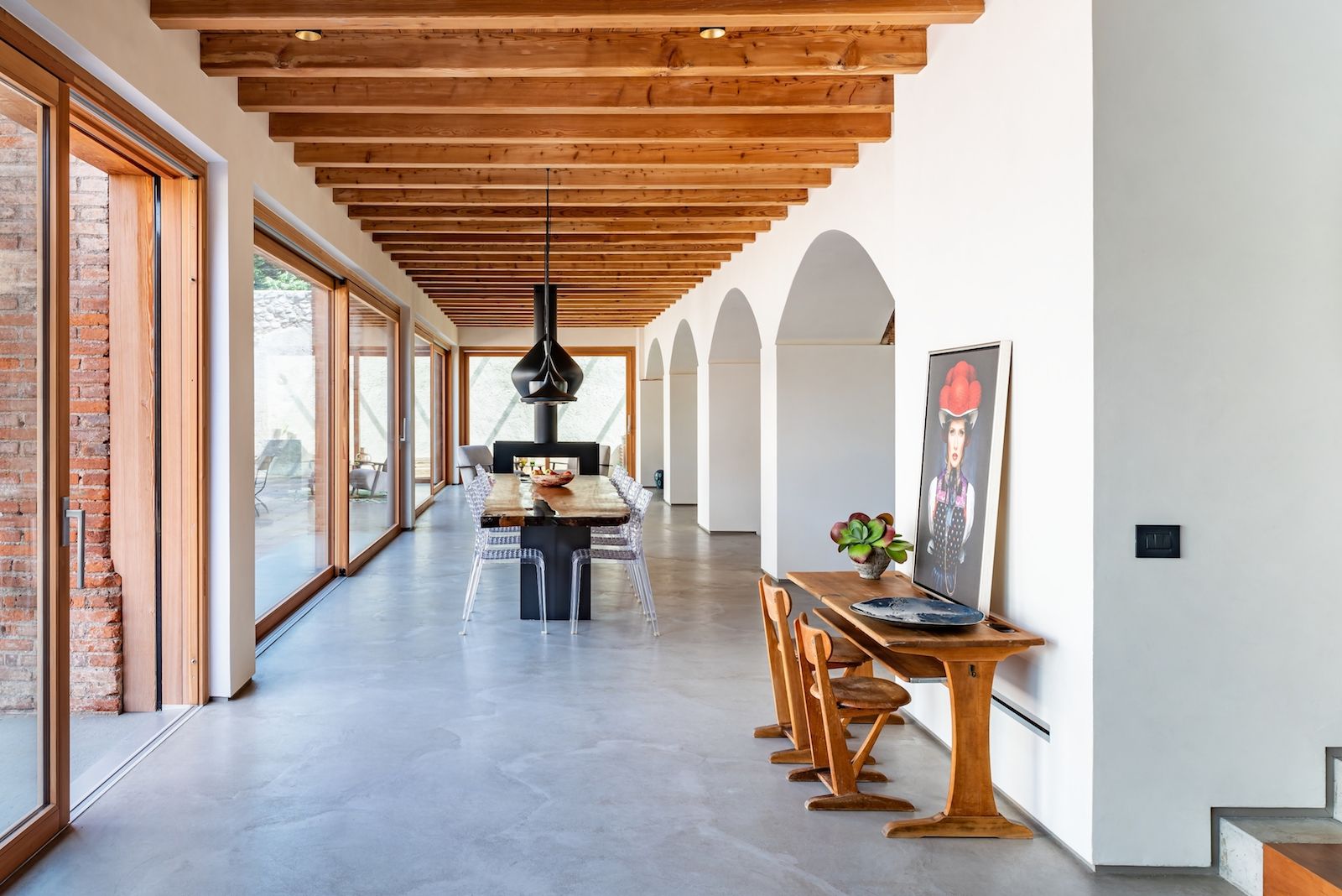 See inside a striking converted barn that dates back to 1700s | Livingetc