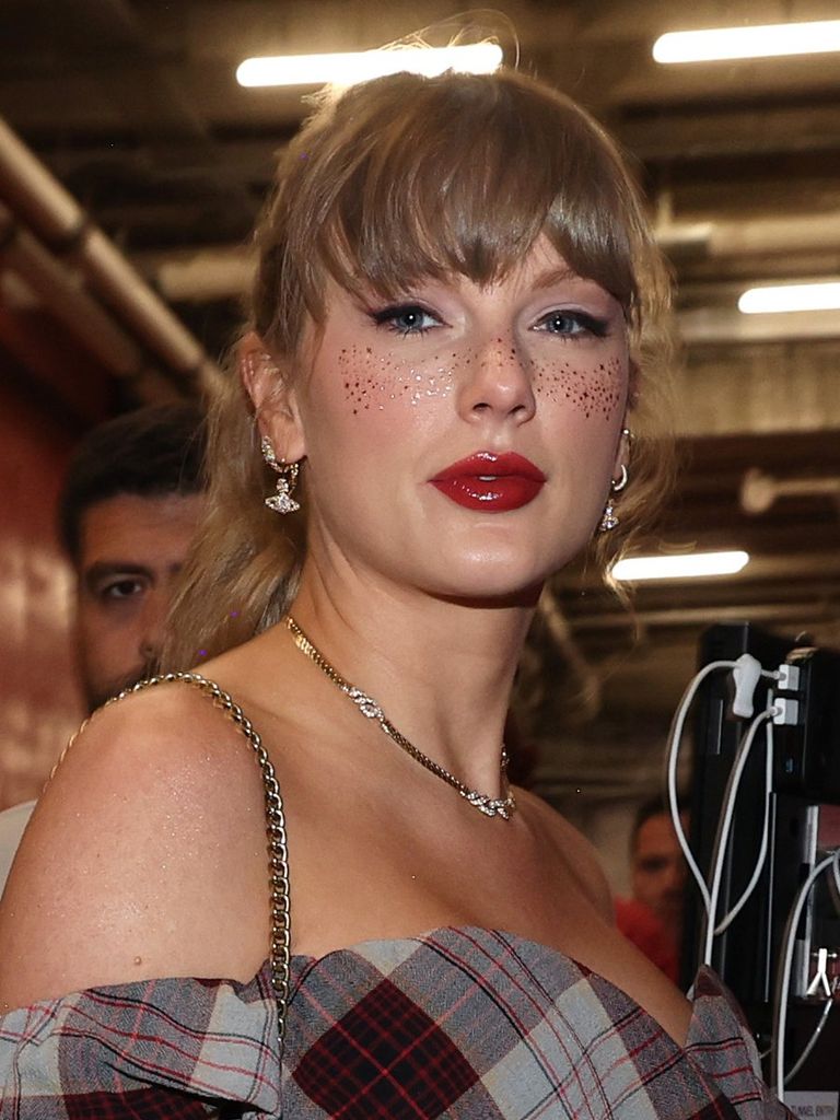 Glitter Freckles Are Trending—How To Pull Them Off Like A Pro | Who ...