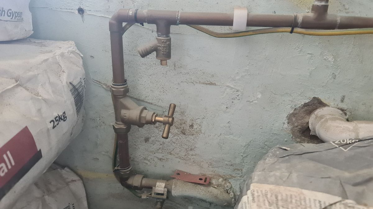 How to Fix a Dripping Tap: Mixers, Pillar Taps and Leaky Spindles ...