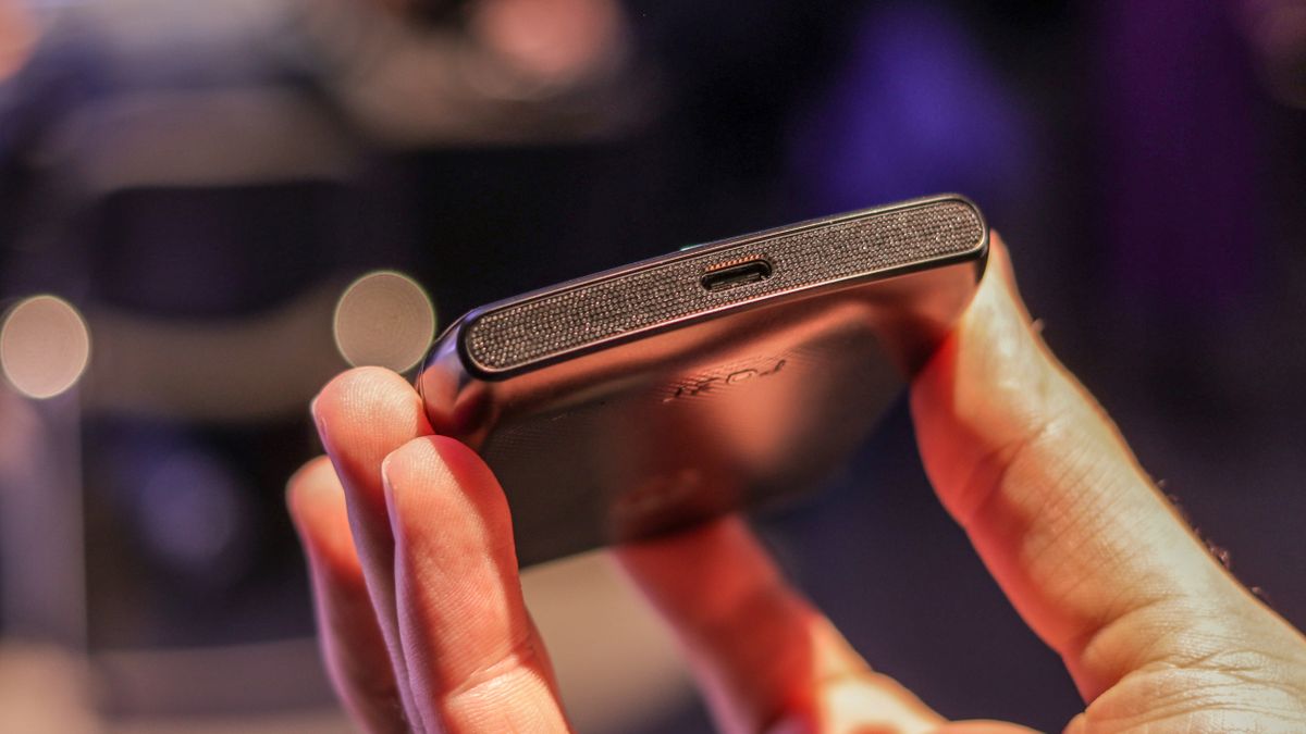 Hands on: Motorola RAZR review | Digital Camera World