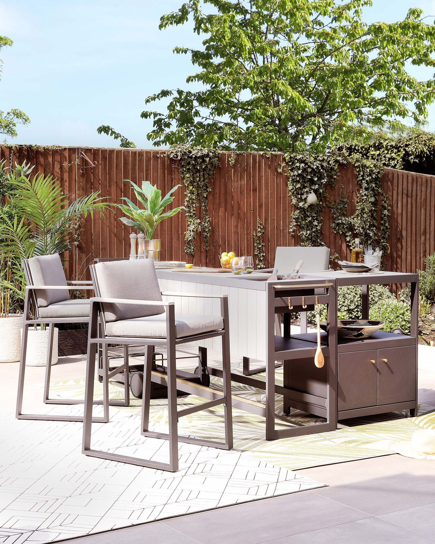 5 design tricks to maximize space on your patio | GardeningEtc