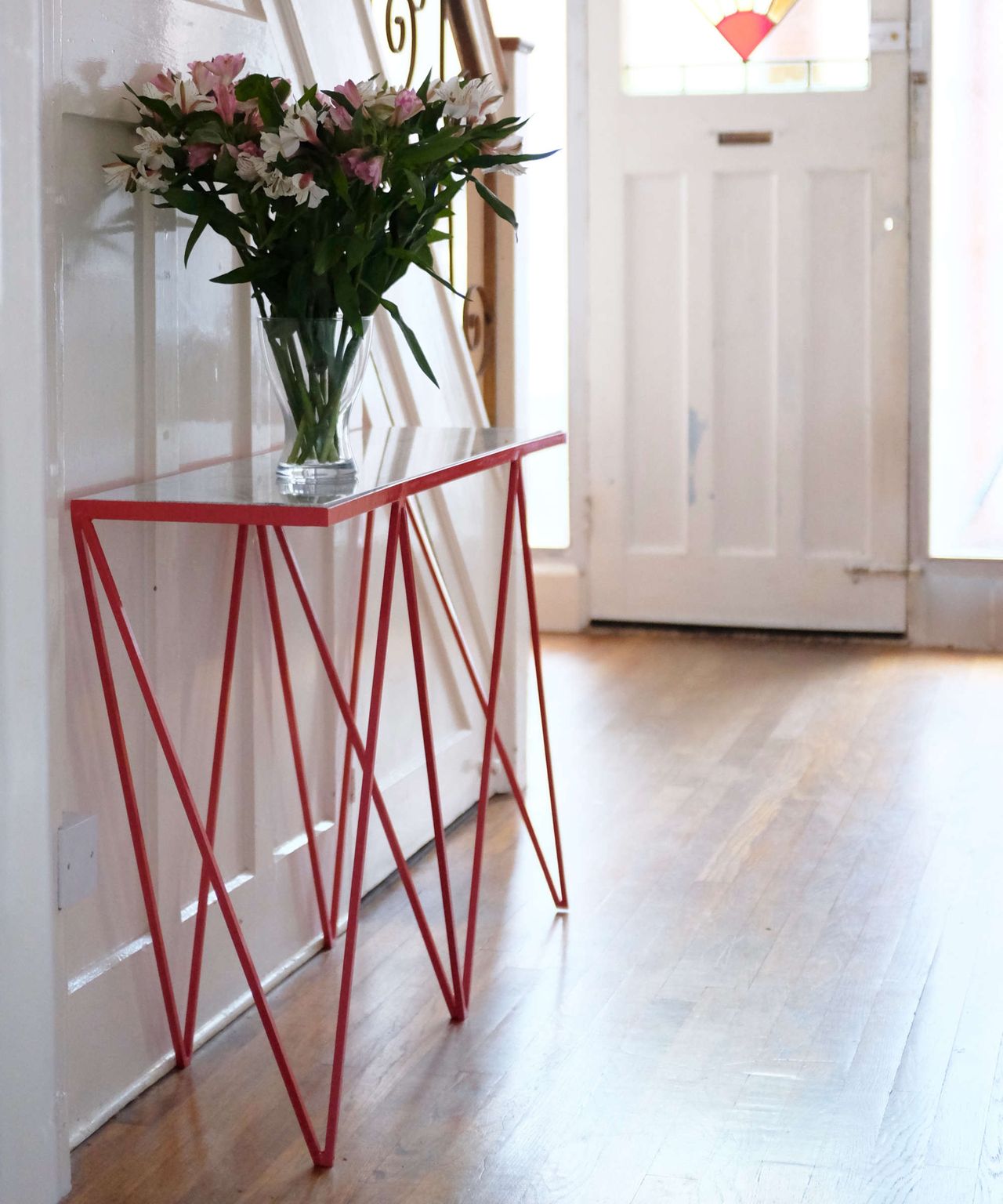 Colorful console table trend: introduce color in an entryway | Homes ...