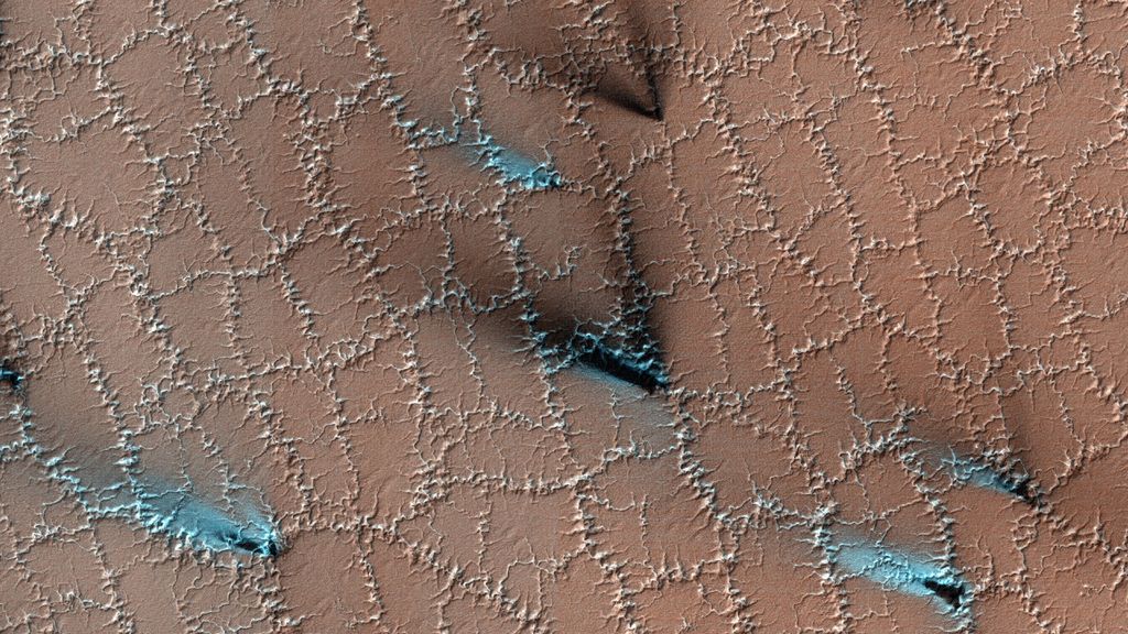 Bizarre 'polygons' appear in Mars spring image | Live Science
