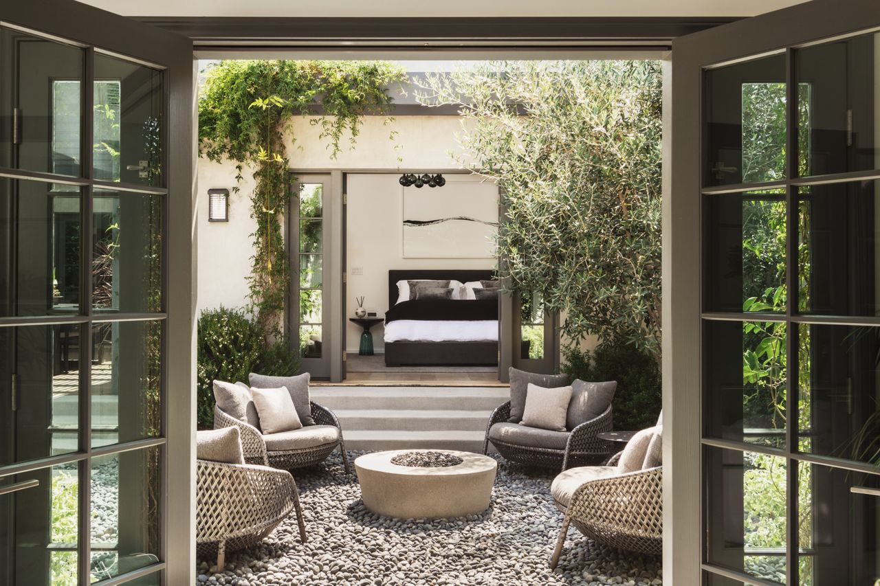 8 ways to entertain better in a small backyard | Livingetc