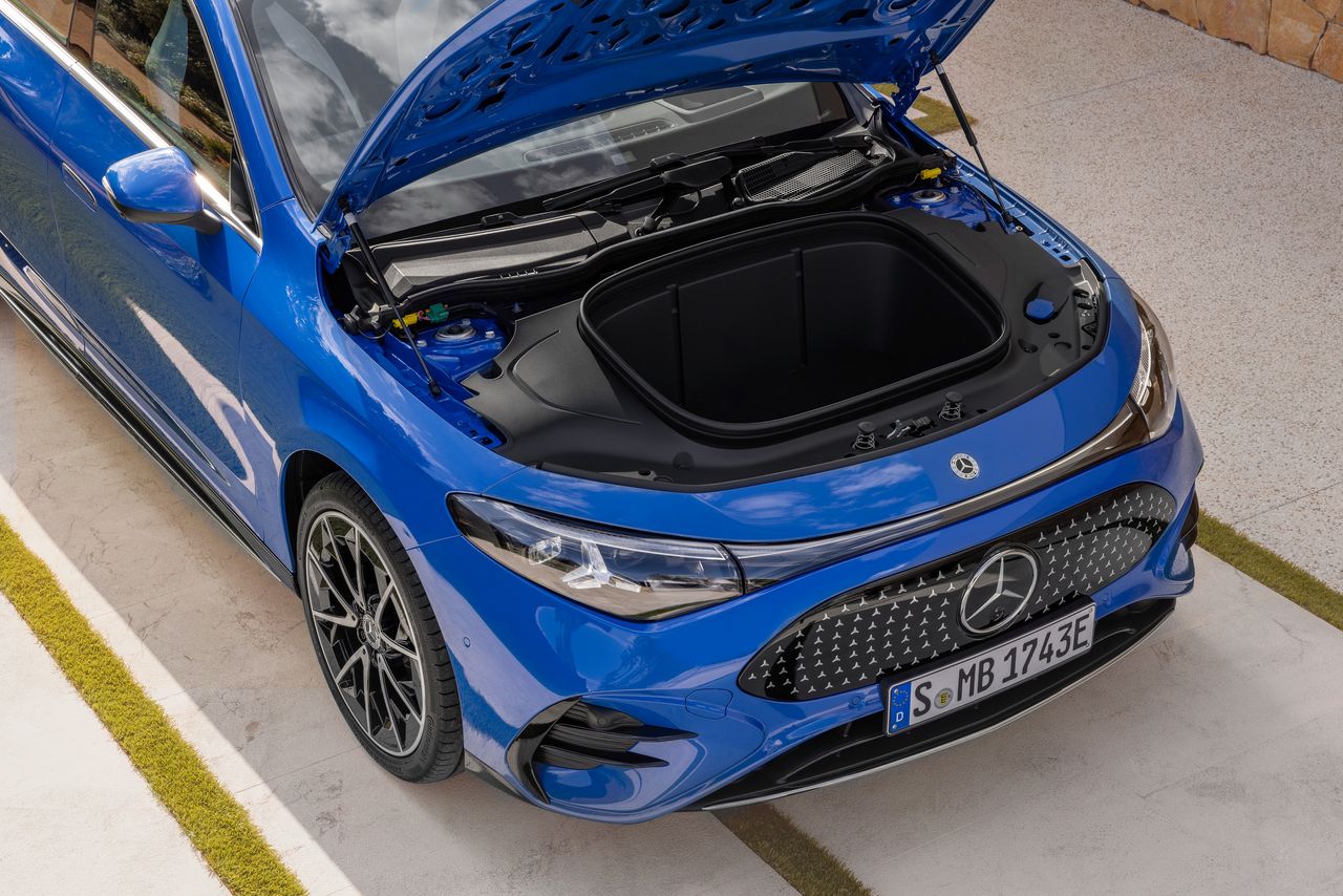 Mercedes lifts the covers on its new electric CLA, replete with AI ...