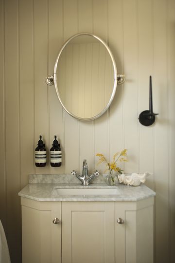 Before & After: Affordable reno of a retro avocado bathroom