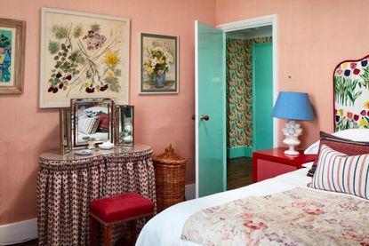 Explore a tiny London flat that's filled with color, eclectic vintage ...