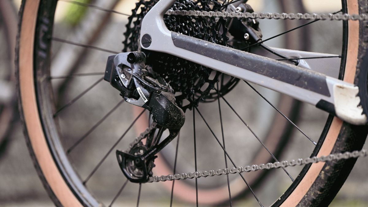 SRAM extends 12-speed electronic shifting to its fourth tier Apex ...