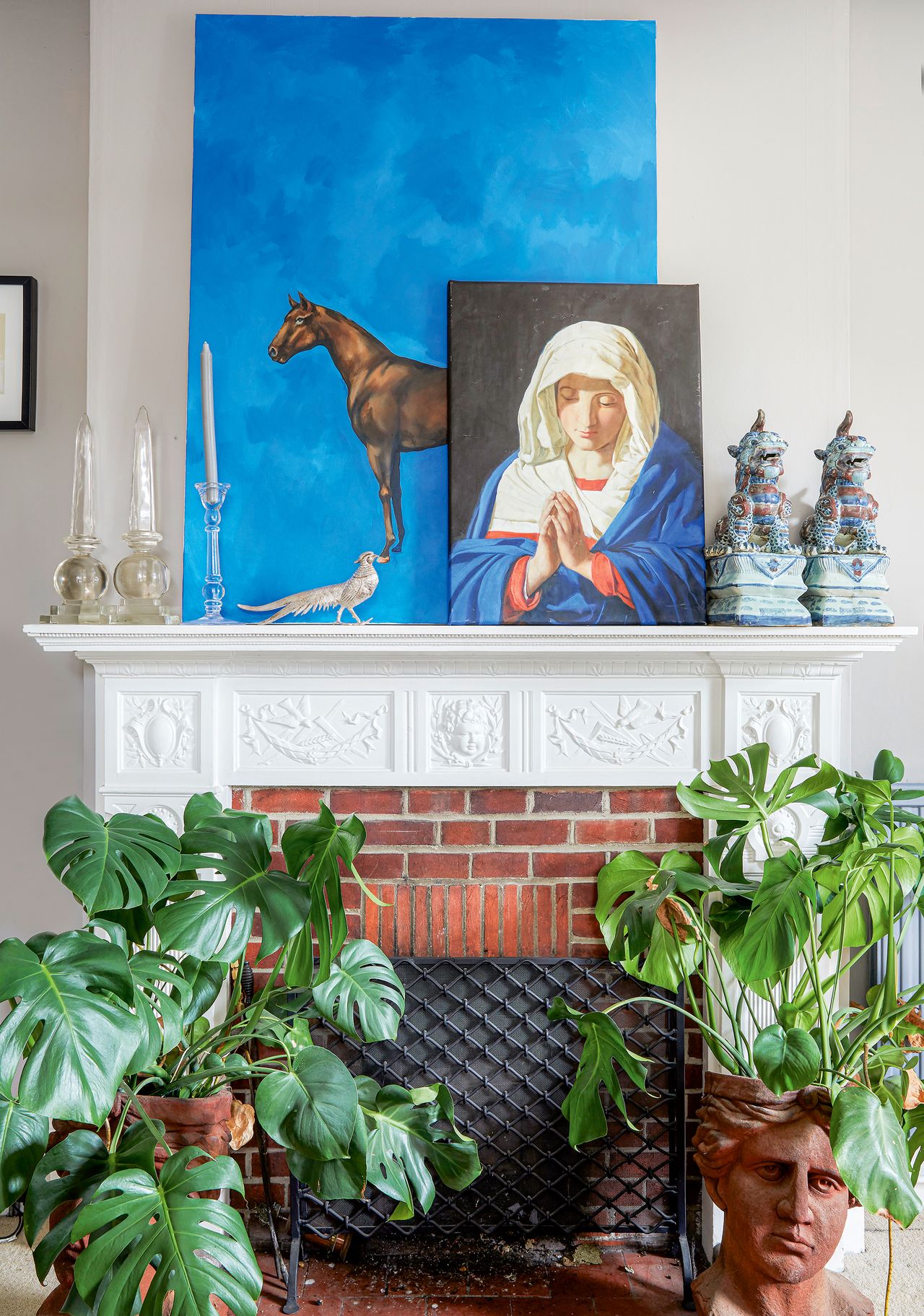 This antique dealer's historic 17th century home is full of color and ...