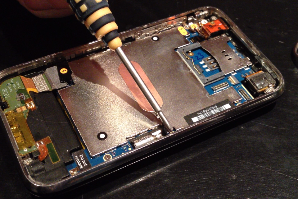 How to replace the rear camera in an iPhone 3G or iPhone 3GS | iMore