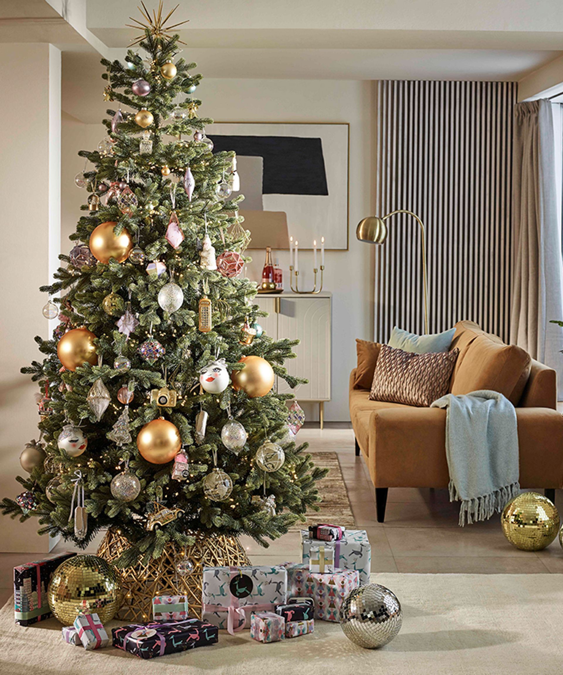 The best order to decorate a Christmas tree | Homes and Gardens