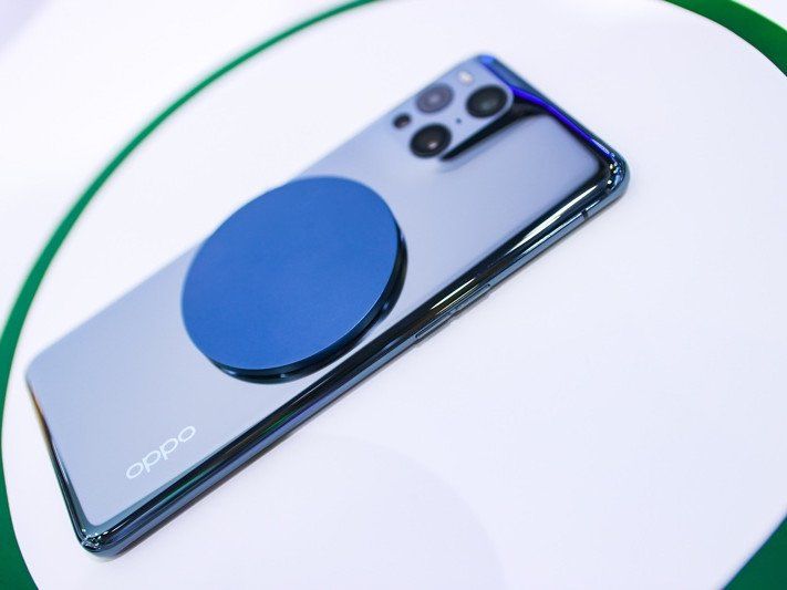 OPPO takes on Apple's MagSafe, demos MagVOOC magnetic chargers ...