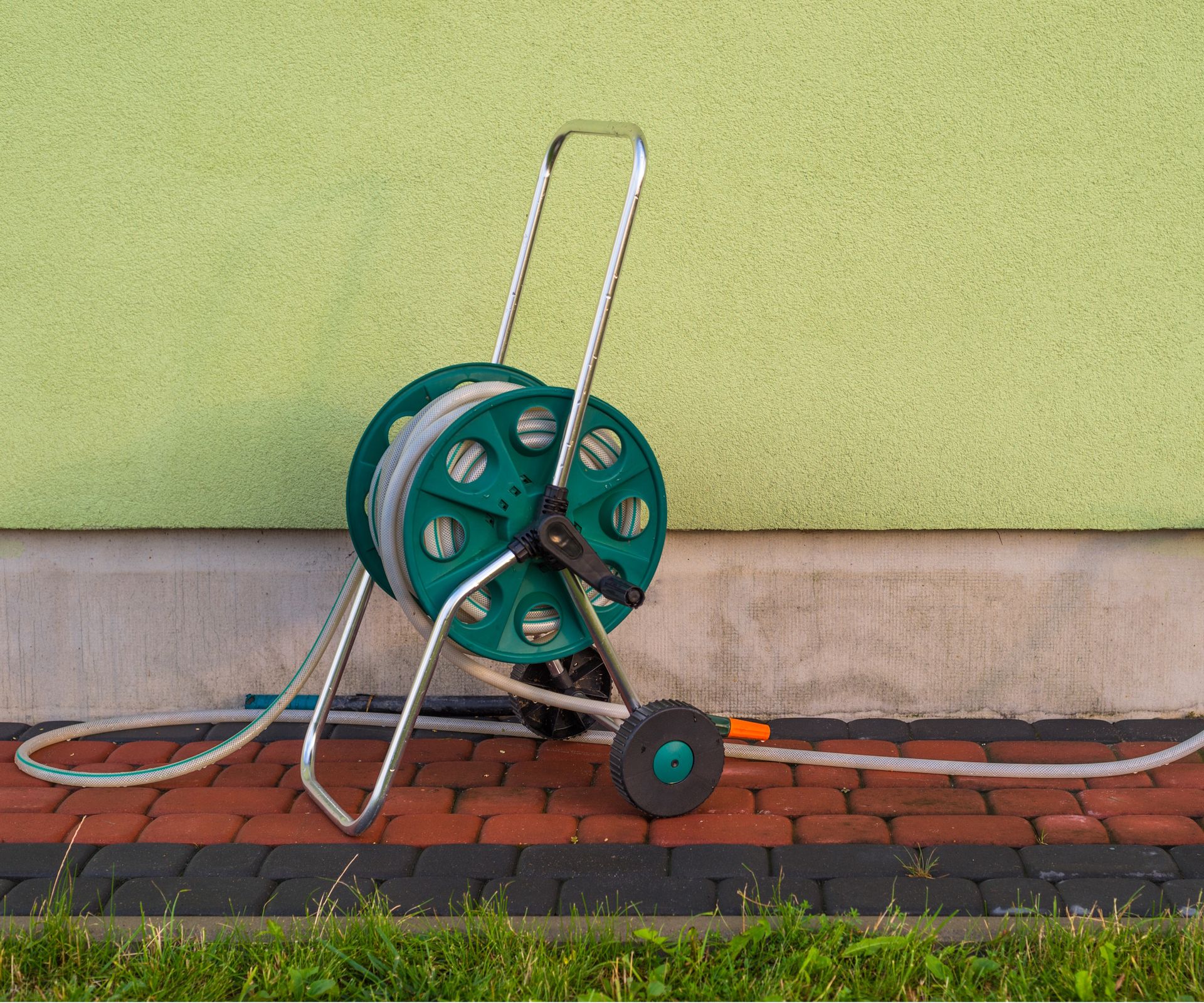 How to disguise a garden hose: expert tips for a tidy yard | Homes and ...