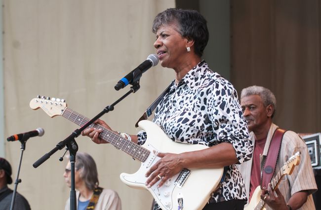 “I Just Knew I Was Born to Play That Guitar”: Barbara Lynn Recalls Her ...