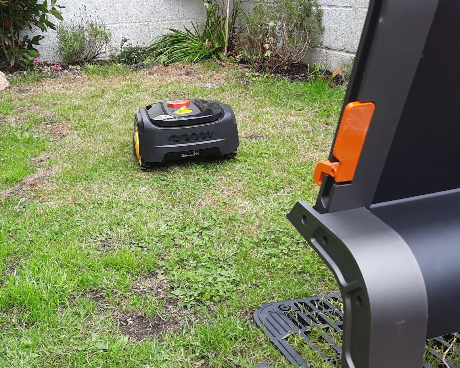 Landxcape LX796 robotic lawn mower review | Gardeningetc