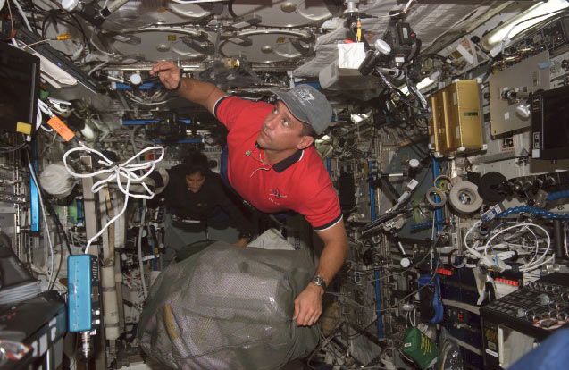 Couple in Astronaut Love Triangle Case to Wed | Space