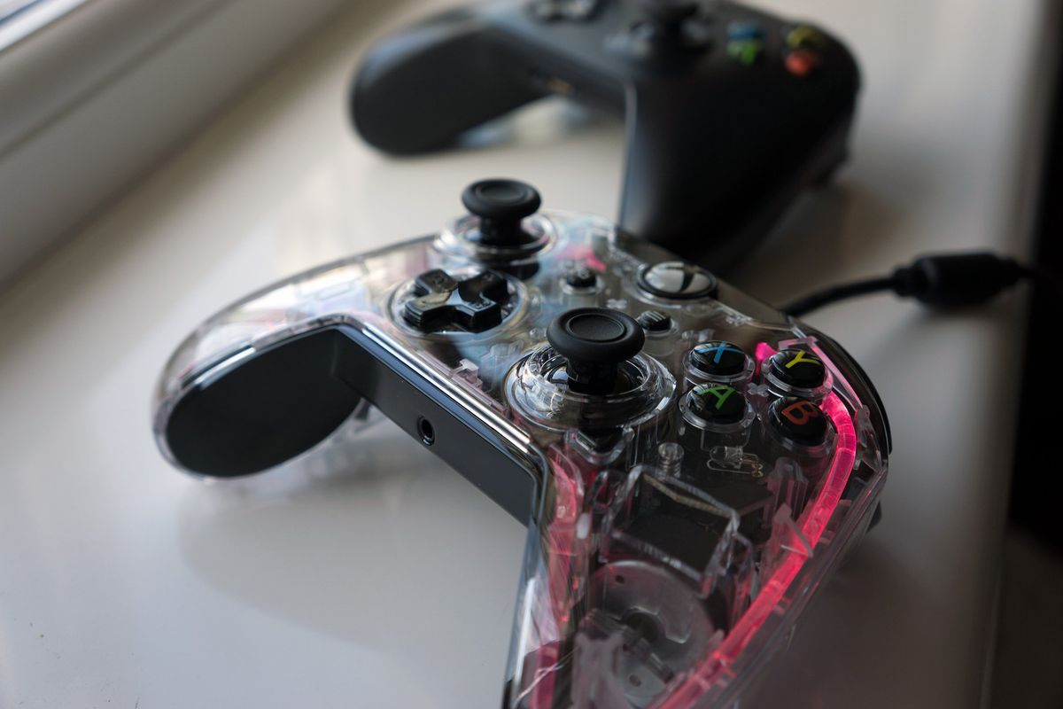 Afterglow's Xbox One controller lights up the real world in style ...