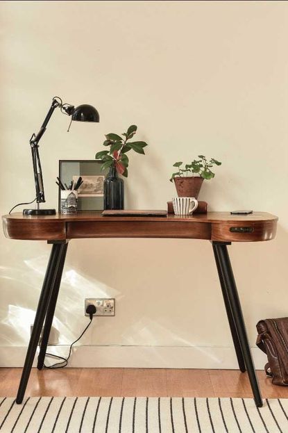 Get smart with a wireless charging desk for your home office | Livingetc