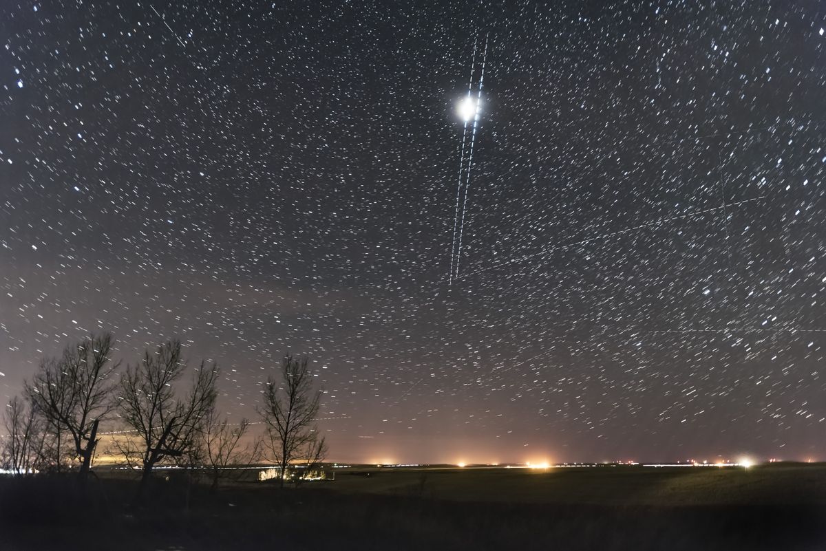How to tell the difference between meteor and satellite streaks in ...