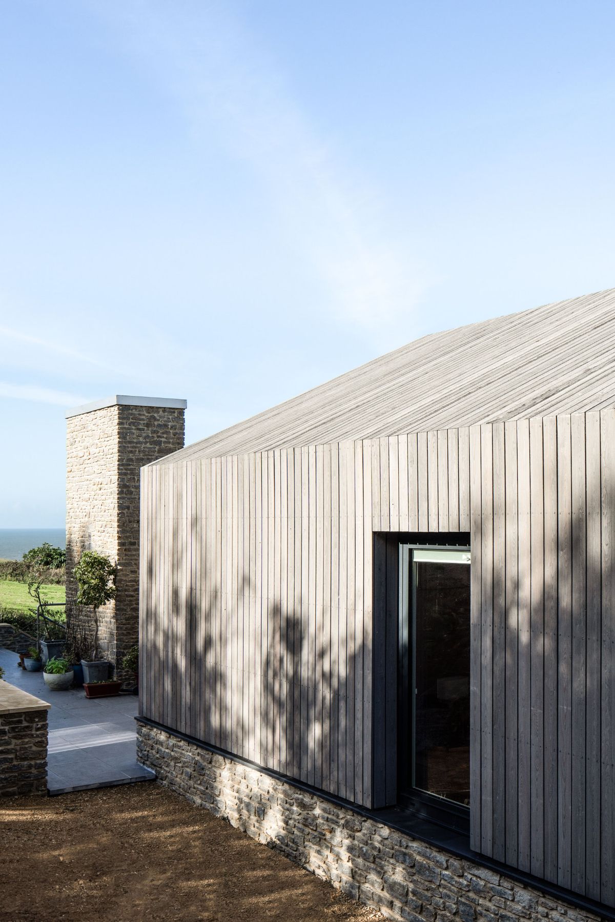 This sustainable modern barn blends into the landscape to maximise its ...