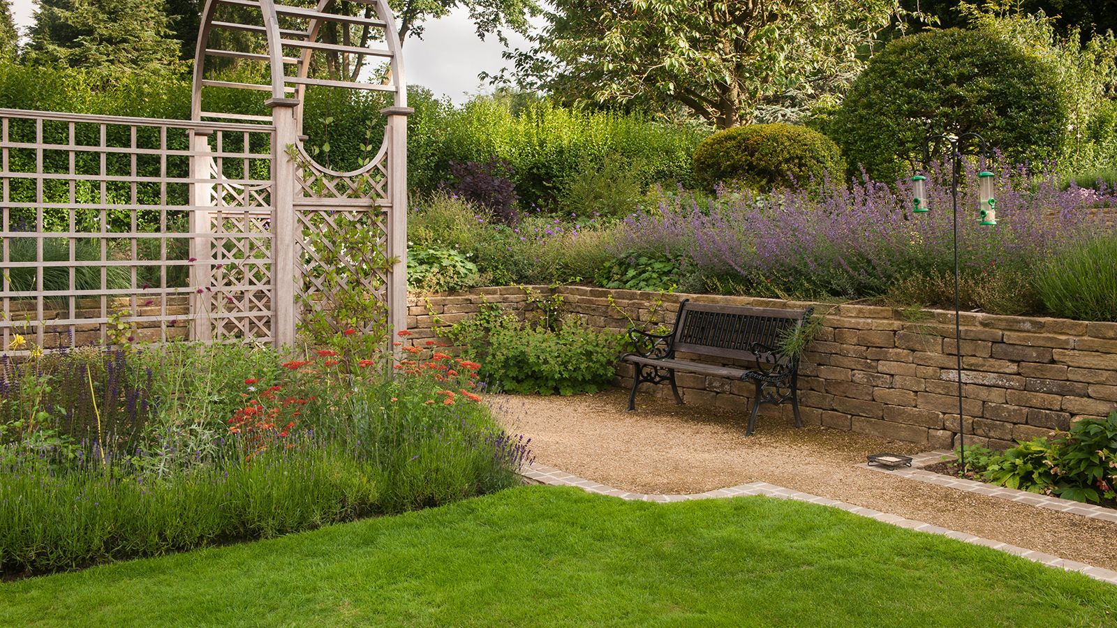 Lawn edging ideas: 11 ways to finish your lawn in style | Homebuilding