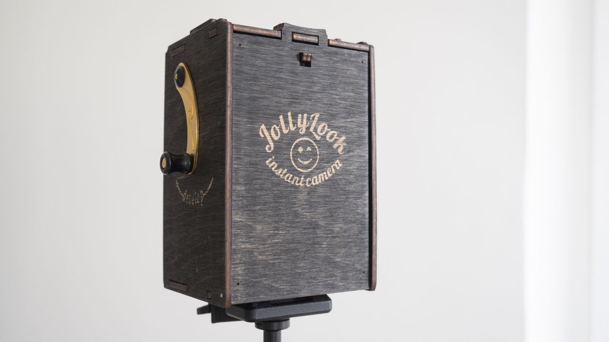This wooden hand-crank camera might be the most fun I've ever used ...